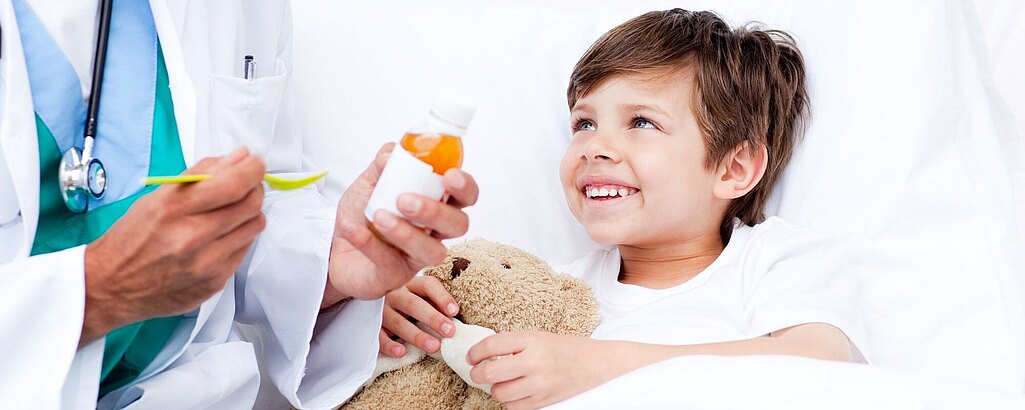 Syrop na kaszel suchy i mokry dla dzieci. Kiedy i jak stosować?