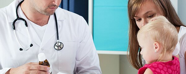 Kiedy dziecko nabije guz na głowie - na co zwrócić uwagę?